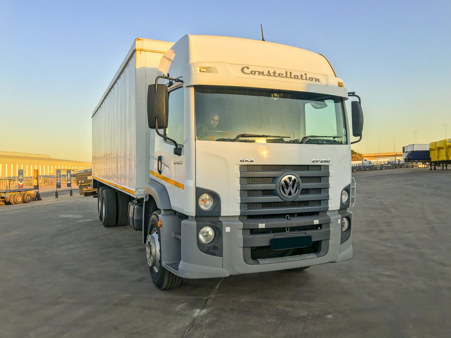 2011 VOLKSWAGEN CONSTELLATION 24.250 14 TON | Impala Truck Sales